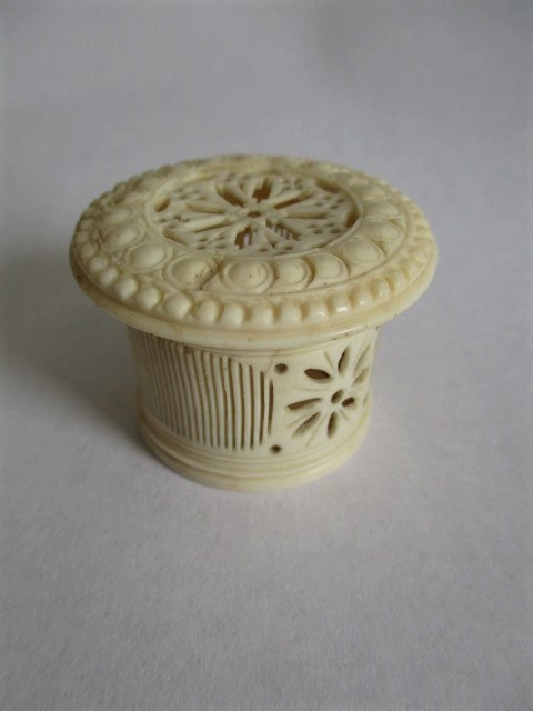 Small star pierced bovine bone box - Rod Naylors Antique Restoration