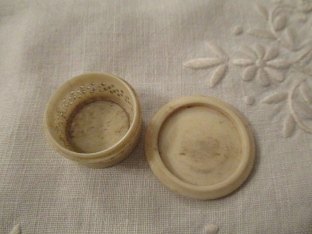 Bone thread winder box - Rod Naylors Antique Restoration