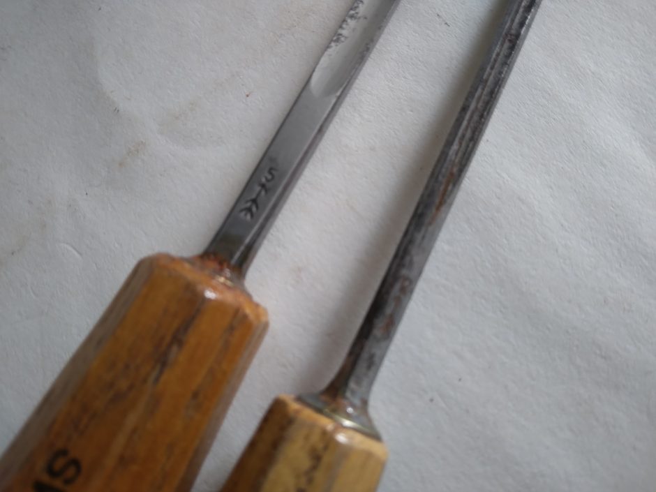 Swiss made fishtail gouge and V chisel - Rod Naylors Antique Restoration